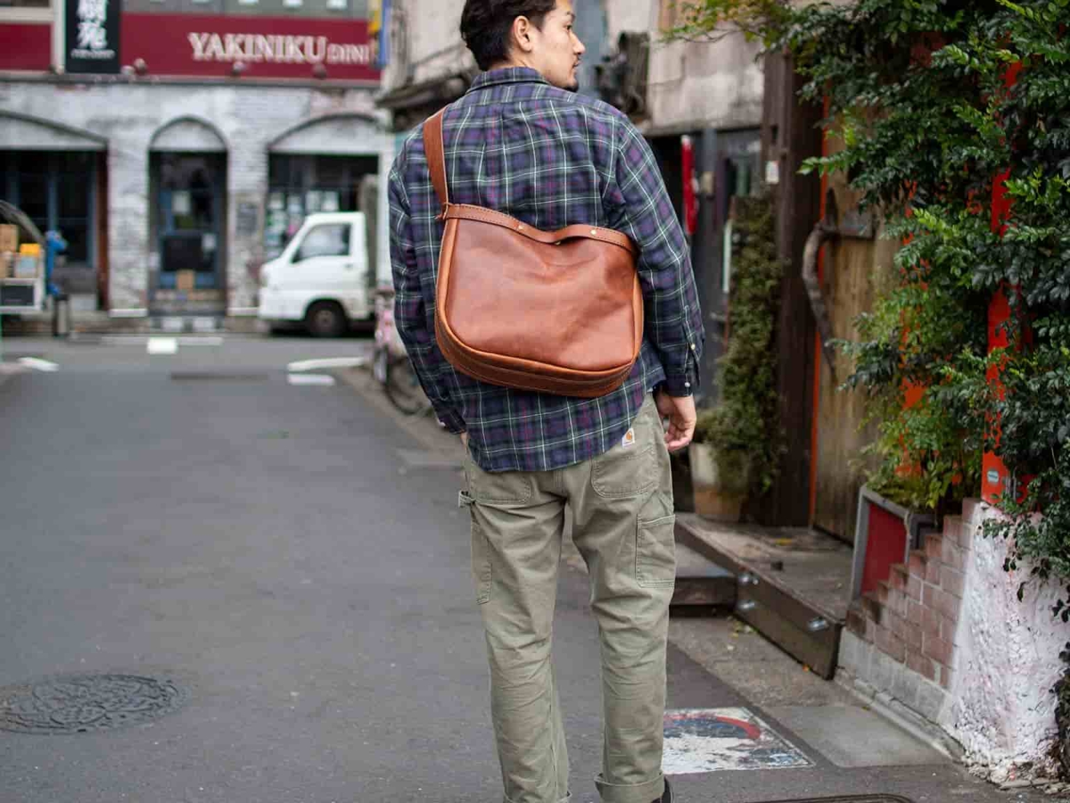 【服好きメンズにおすすめ】おしゃれな大きめショルダーバッグ10選！ | F・F エイド